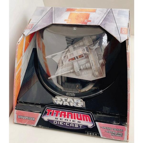 スター・ウォーズ タイタニウム ウルトラビークルシリーズ。ダイキャスト製の細部までこだわったスノースピーダー。スノースピーダーにはクルーが乗っていて、コックピットが開くようになっています。スターウォーズの世界観がたっぷり感じられるフィギュア...