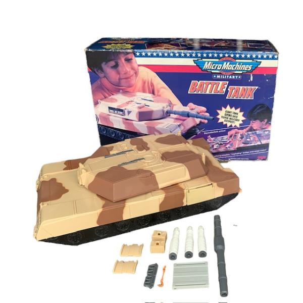 タンクを開けてると巨大な戦車が基地に変身!クレーンで物質を貨物船から運び出したり、橋を爆破したり、ミサイルを発射したりと本格的なアクションを楽しめます。バトルタンクにはキャリーハンドルがついています！サイズ約：（箱）Ｈ28.5cm×D14c...