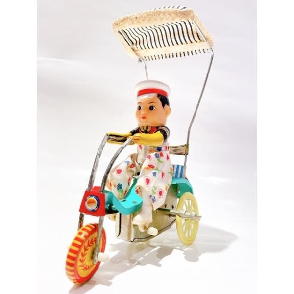ゼンマイを回すとベル鳴らし走ります。チリチリチリ♪と鳴らしながら円を描いて三輪車が走り出します。上のテント布と針金部分は付属となっています。昭和レトロを感じる可愛らしいさあふれるドールです。サイズ約:W7×D13×H17cm材質:ブリキモニ...