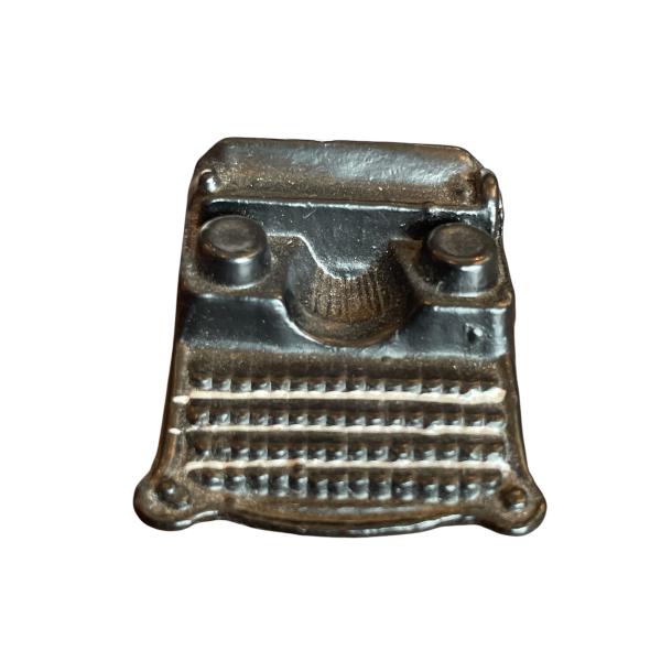 ドールハウス　ミニチュア　タイプライター　アンティークの雰囲気漂うタイプライター。金属製で重量感もバッチリ。サイズ:W3×D×Hcm材質：金属モニターの発色具合により見え方が異なる場合ございます。