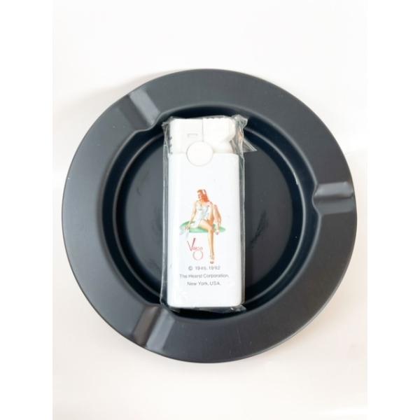 セクシーでキュートなバーガスガール灰皿セット。ヴィンテージ品。コレクション性高いアイテムです。ライターの燃料は入っておりません。ご用意をお願い致します。灰皿サイズ約:12cm径ライターサイズ約:W3×H7.5cmモニターの発色具合により見え...