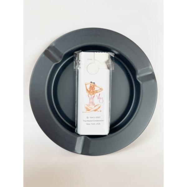 セクシーでキュートなバーガスガール灰皿セット。ヴィンテージ品。コレクション性高いアイテムです。ライターの燃料は入っておりません。ご用意をお願い致します。灰皿サイズ約:12cm径ライターサイズ約:W3×H7.5cmモニターの発色具合により見え...