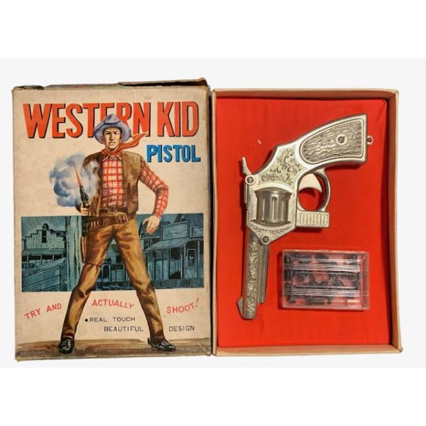 マルサン商店のWESTERN KID PISTOLです。金属製のピストルとプラスチック製の銃弾・ネッカチーフ付き！ピストルは重量感があります。箱の台紙となっている赤い布は取り出してネッカチーフとして使用できますと記載されています。昭和のおも...