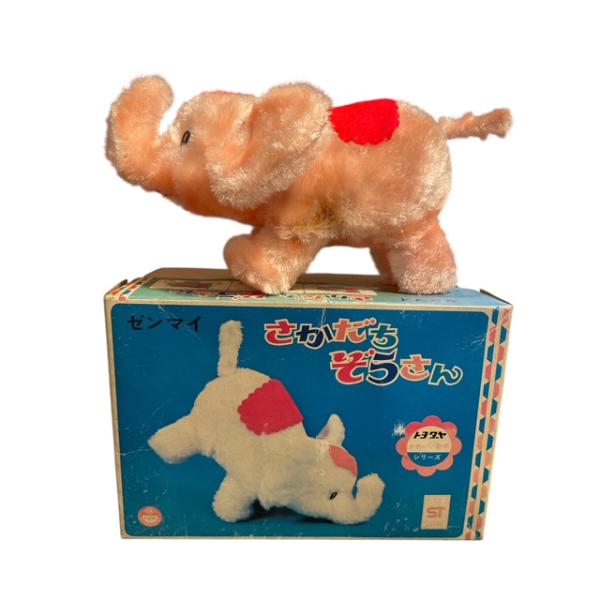 昭和レトロなゼンマイ式玩具「さかだちぞうさん」です。当時の玩具メーカー、倉持商会製の「トヨタヤ　かわいい動物シリーズ」の１つで、今ではなかなか手に入らない希少な箱付きの当時物です。メーカー：倉持商会シリーズ：トヨタヤ　かわいい動物シリーズサ...