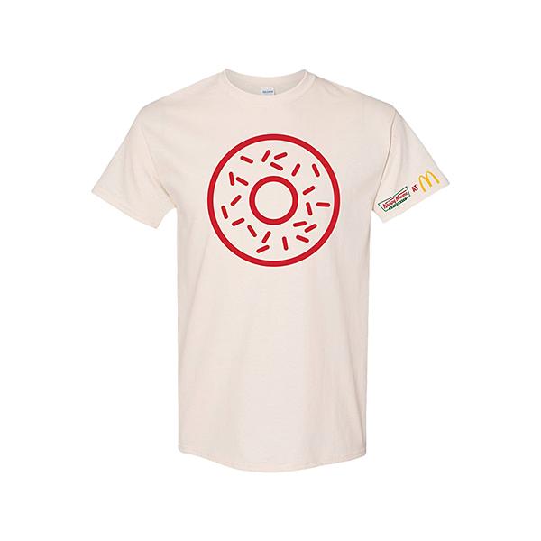 【発売日：2025年07月18日】こちらの商品はマクドナルドと提携をしていたクリスピー・クリーム ドーナツとのコラボ Tシャツとなっております。クリスピー・クリーム・ドーナツ「Krispy Kreme Doughnuts」＝アメリカ合衆国で...