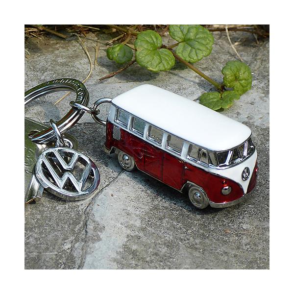 【発売日：2024年07月09日】サイズ：H:3.2cm　W:10.4cm　D:2.1cm3D ミニ モデルのVW T1 BUSとVW ロゴのチャーム付きキーリングです！ブリスターパック入り
