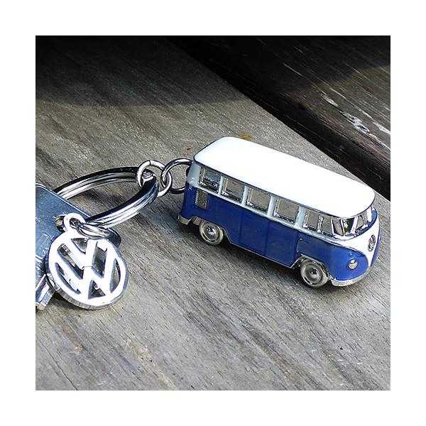 【発売日：2024年07月09日】サイズ：H:3.2cm　W:10.4cm　D:2.1cm3D ミニ モデルのVW T1 BUSとVW ロゴのチャーム付きキーリングです！ブリスターパック入り
