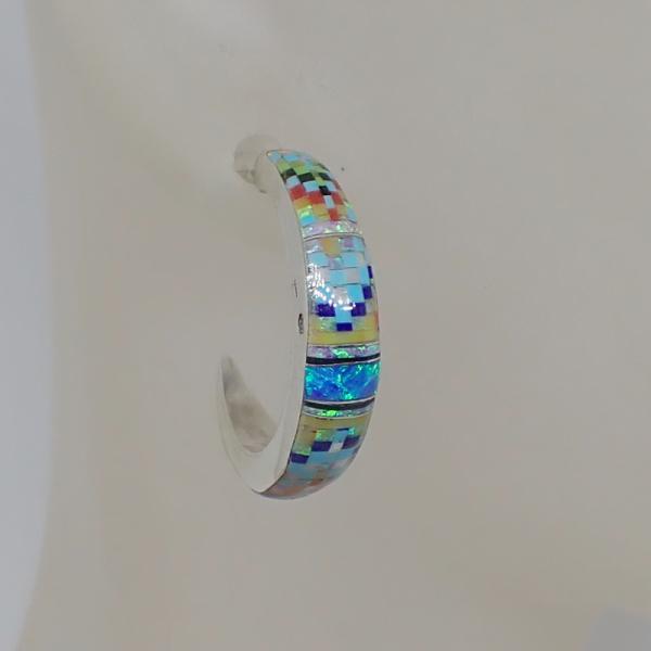 【発売日：2023年06月14日】高さ:23mm 横幅:5mmハンドメイド＜オパール、Sterling Silver 925＞左右２点セットです。ハンドメイドなので、左右の柄行が微妙に違うところが魅力です。★ holy Mosaic (ホリ...
