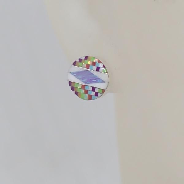 【発売日：2023年06月14日】高さ:11mm 横幅:11mmハンドメイド＜オパール、Sterling Silver 925＞左右２点セットです。ハンドメイドなので、左右の柄行が微妙に違うところが魅力です。★ holy Mosaic (ホ...