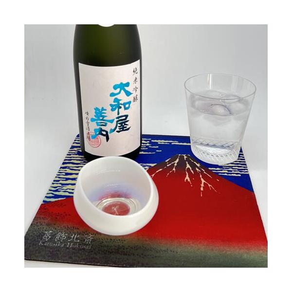 デザインには、葛飾北斎の代表作「赤富士（凱風快晴）」をモチーフに採用。酒の席に静かに映える、日本らしい一枚です。海外の方へのギフトや、和の空間にもよく馴染みます。＜SAKEマットの特長＞・吸水性があり、水滴や結露をしっかりキャッチ・複数の酒...