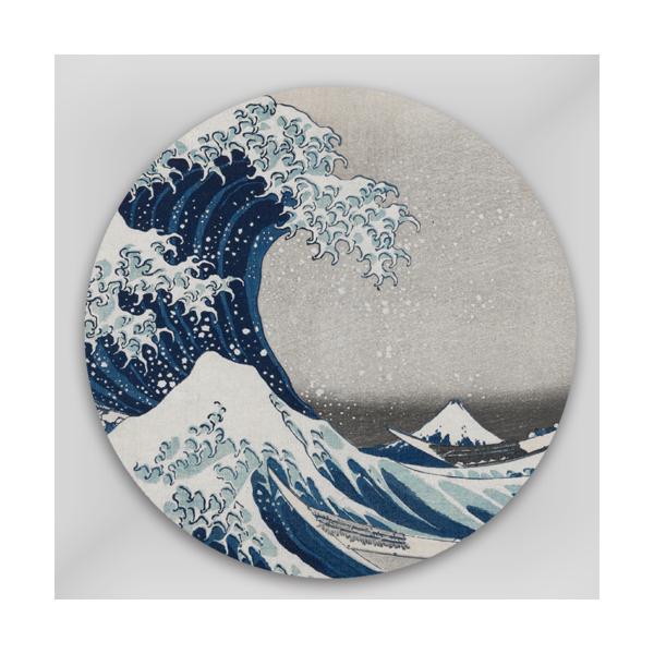 デザインには、葛飾北斎の代表作　シックな色調「神奈川沖浪裏」をモチーフに採用。酒の席に静かに映える、日本らしい一枚です。海外の方へのギフトや、和の空間にもよく馴染みます。＜ラバー コースター＞は、日常使いを想定して設計された吸水性のあるコー...