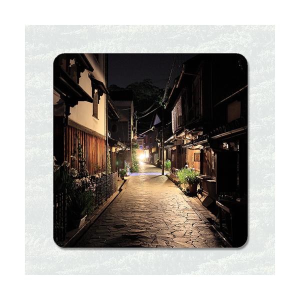 「和」のシリーズ　鞆の浦の街並み酒の席に静かに映える、日本らしい一枚です。海外の方へのギフトや、和の空間にもよく馴染みます。＜ラバー コースター＞は、日常使いを想定して設計された吸水性のあるコースターです。水洗いが可能で、結露や飲みこぼしに...