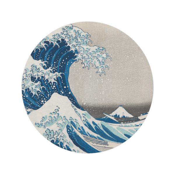 デザインには、葛飾北斎の代表作「神奈川沖浪裏」をモチーフに採用。酒の席に静かに映える、日本らしい一枚です。海外の方へのギフトや、和の空間にもよく馴染みます。＜ラバー コースター＞は、日常使いを想定して設計された吸水性のあるコースターです。水...