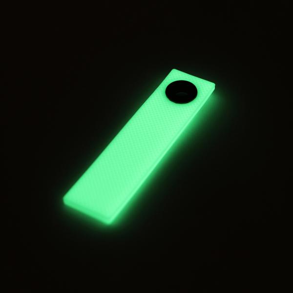 太陽光、スマートフォンのライト等様々な光源から蓄光することができるタグ。キーリングやジップに付けることで暗い状況でも素早く認識することができますアメリカの政府機関と取引を行うために必要なCAGE CODE を取得したアメリカ企業にて製作され...