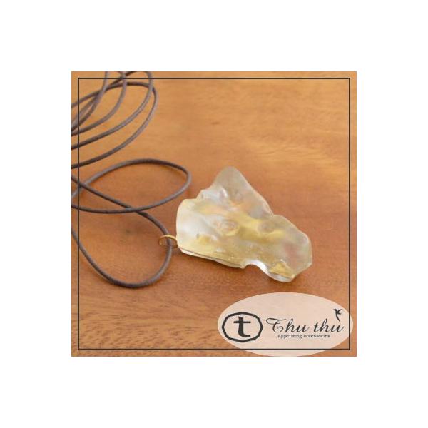 サイズ：チーズ　3.7×2.8cm　コットン紐　80cm　(好きな長さに調節可）　素材：真鍮　樹脂　※半透明な部分は使っていくほどに色が飴色に変化してゆき、金属部分と共にアンティークな風合いになってゆきます。使っていくほどに自分の物になって...