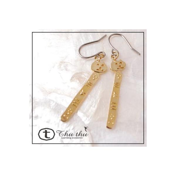 サイズ：モチーフ　全長　約3.0cm　素材：真鍮　（メッキはしておりません）　フック　チタンメール便可能商品。宅急便をご希望のお客様はご選択ください店頭でも販売しているため、タイミングによっては注文をキャンセルさせていただくことがありますの...