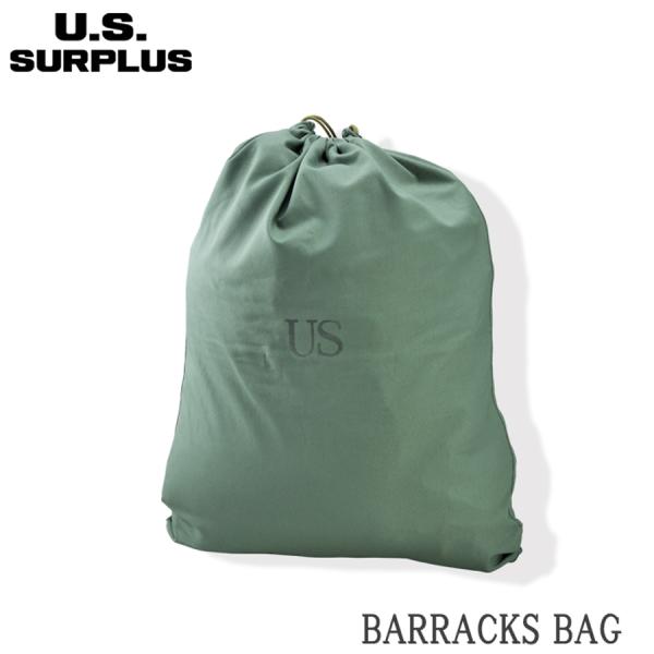 BARRACKS BAGは洗濯物や物の保管などに使用される支給品コットンバッグ。1943年にダッフルバッグ導入により取って代わるまで軍でもっとも重要な衣料用バッグでした。表面にUSプリント、内側にコントラクトのプリントが入っています。※放出...