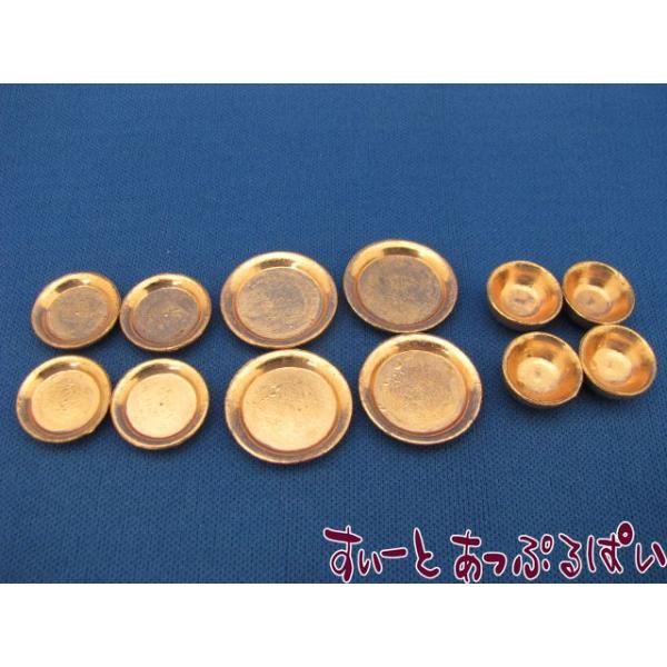 ミニチュアの食器12枚のセットです。金属製です13ミリのお皿4枚、9ミリのお皿4枚、12ミリのお椀4個のセットです。表面は少し荒いです。写真をご参照ください。ぜひあなたのミニチュアフード作りにお役立てください！お皿の直径13ミリ、9ミリ。お...