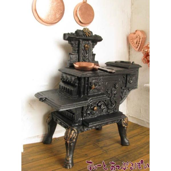 レジン製の、ずっしりとしたストーブ。ターシャ・テューダーさんの家にあるような素敵なストーブを探し求めて、これに辿りつきました。これでマフィンを焼いて、お茶を入れたらどんなに素敵でしょう・・！実際に使うのは非常に大変でしょうが、この味わい深さ...