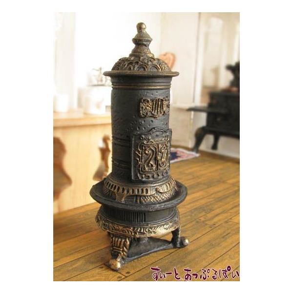 ずっしりとした、パーラーストーブ。パーラーとは、どうやらお店や応接間などの、人の集まるところを指しているようです。こんなアンティークな雰囲気のストーブなら、暖まりながら癒されちゃいそうですね！サイズ：Ｗ40ｘＤ40ｘＨ105ｍｍ。