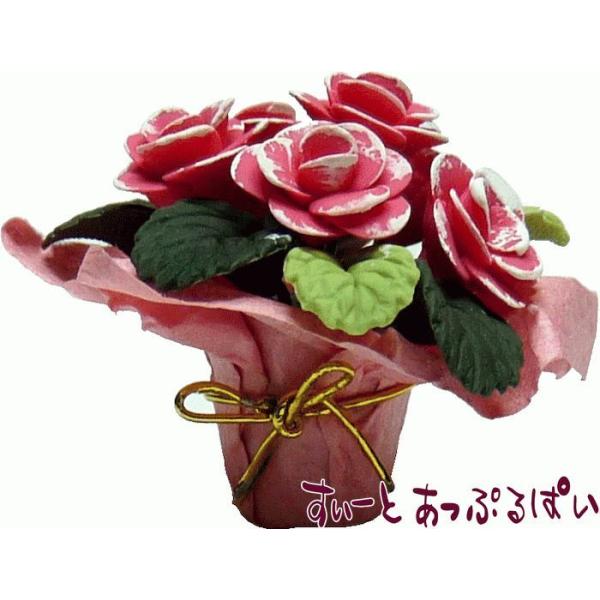 テーブルやサイドボードの上に置くと、とても素敵です！ドールハウスが、パッと華やかになりますよ！どんなタイプの家具にも合う、優しいお色のアレンジです。直径約30ミリ、高さ約30ミリ。※ハンドメイドのため、大きさ、花の位置等は、個体ごとに微妙に...