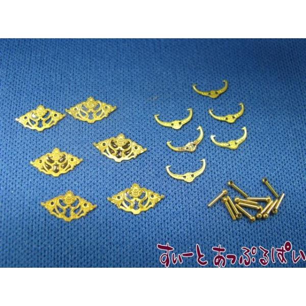 １/１２サイズのミニチュア家具用のパーツです。ビクトリアン家具を製作中の貴方に朗報！！こんな細かな装飾の引き手は、他にありませんよ！！すごく繊細で小さなパーツですので、取り付けにもそれなりの技術は要るかと思いますが、これが似合う家具が作れる...
