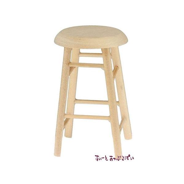 木製のスツールです。こちらはアンフィニッシュ（無塗装）です。キッチンなど、様々なシーンでお役立てください！ぜひあなたのドールハウスに！サイズ：幅30?、高さ50?
