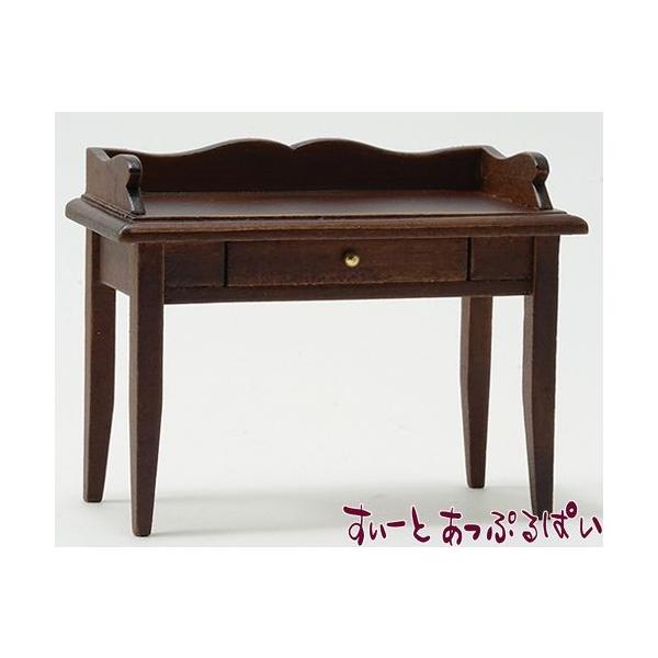 シンプルなデスクです！でも、机上は割と広々として、色々と置けそうですよ！ぜひあなたのドールハウスにお役立てください。サイズ：幅96ミリ、奥行45ミリ、高さ73ミリ。