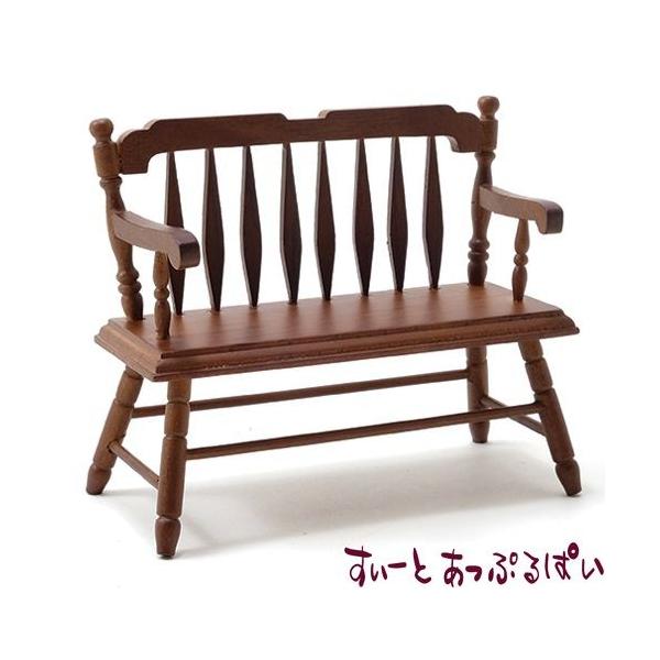 ※こちらは１/１２サイズとしては少し小さめな気がします。サイズをご確認くださいね。木製ベンチのミニチュアです。玄関先やホールなど、さりげなく置くとドールハウスの臨場感がアップしそうですね！サイズ：幅87ミリ。奥行45ミリ、高さ75ミリ。座面...
