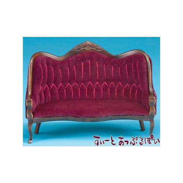 レッドベロアのソファです！背もたれが高くて存在感のある大きさです。奥行はあまりないので、壁際などによさそうです。ぜひあなたのドールハウスに！スケールは1/12です。サイズ：幅147ミリ、奥行き50ミリ、高さ105ミリ、座面までの高さ35ミリ...