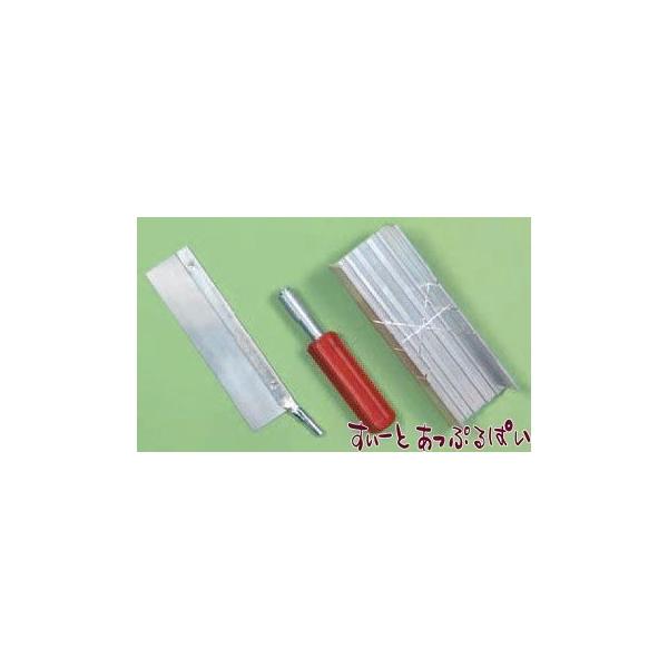 金属製のホビー用マイターボックスと精密のこぎりのセットです。マイターボックスとは、木材を正しい角度に切るための道具です。ドールハウス作りには欠かせない道具ですね！使い方は、下写真のように切り込みに細いのこぎりを入れてカットします。マイターボ...