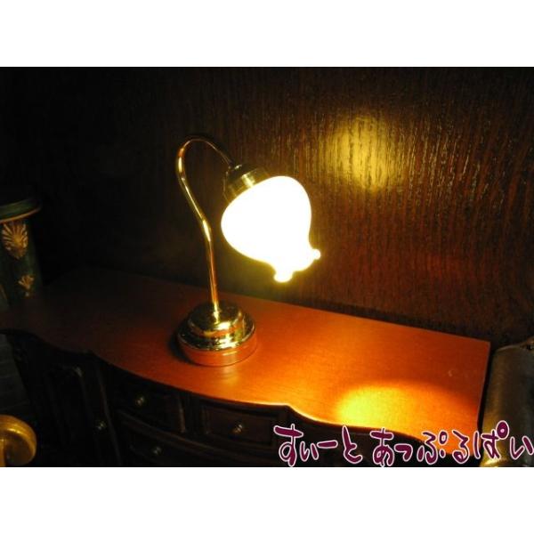 【ちょっと大きめ】こちらは１/１２サイズのデスクランプとしては少し大き目に感じます。サイズをご確認くださいね。大き目なせいか、かなり明るいです！手元を照らす感じで風情があります。ドールハウスの机上にぜひいかがでしょうか？サイズ：　35x19...