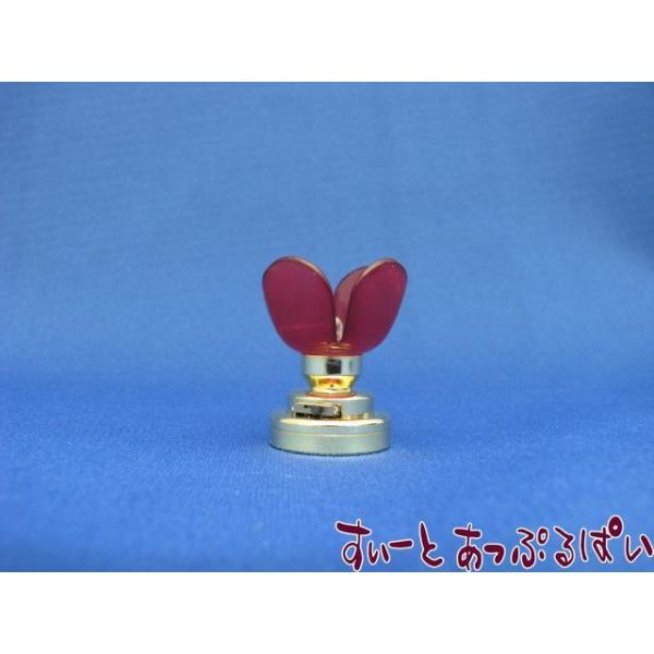 こちらは、点灯しない時も飾りとして可愛いお花型の照明です。電球は黄色（電球色）なのですが、傘が赤っぽいので、点灯するとお部屋も少し赤っぽくなります。１灯ですが、結構明るいと思います。昭和レトロっぽい感じで、可愛い照明です。マグネットの板が付...