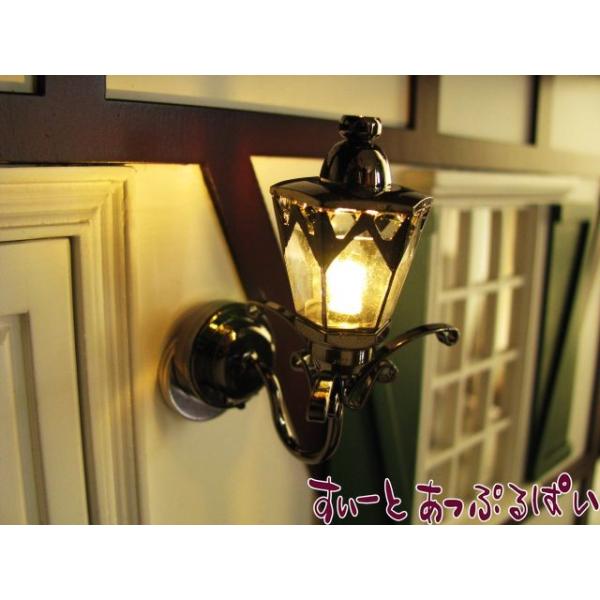 素敵な外灯ドールハウスの玄関に、ぜひいかがでしょうか？！！マグネットの板が付属しており、ドールハウスの壁にそのマグネット板を貼りつけ、そこにこの照明を磁力で付けるようになっています。電池交換のときに、すぐに外せるので、かなり重宝すると思いま...