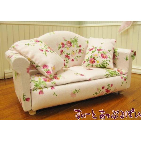 やさしいお色の、野花のソファができました！とっても可愛いし、お値段もお手頃（＊＾＾＊）にできました！ぜひあなたのドールハウスにお役立てください！ピローも２つ付属しますよ！シングルソファやブックケース、コーヒーテーブルともコーディネートもバッ...