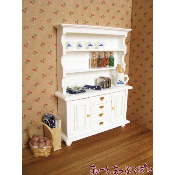 ミニチュアの食器棚です。引き出しや扉もちゃんと開閉できます。とってもすてきで、ティーセットやミニチュア小物のディスプレイに最適♪※写真の小物は含まれません。H175xW130xD45mm。※1/12サイズですが、少し大き目です。必ずサイズを...