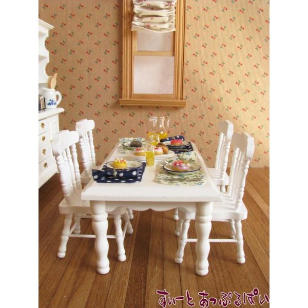ミニチュアのダイニングテーブル（長方形）セットです。結構しっかりしていますし、細部までよくできています。当店のミニチュア達と相性の良い大きさで、店長お勧めです！※写真の小物は含まれません。テーブル：L145xW75xH55mm、イス：H90...