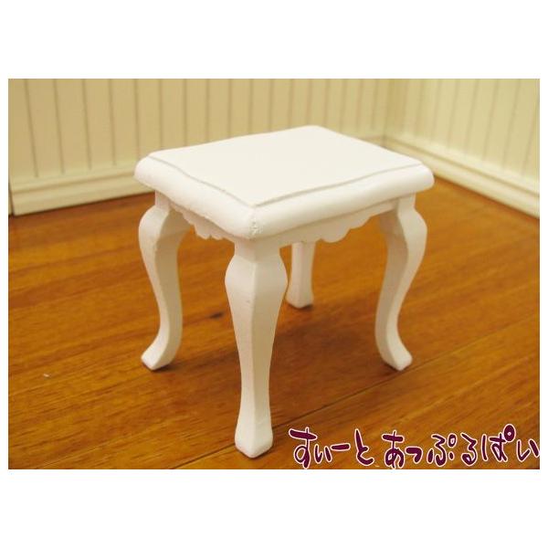 サイドテーブルのミニチュアです！シンプルで、色々と使えそうですね！ぜひ貴方のドールハウスに！木製です。サイズ：幅50ミリ、奥行き40ミリ、高さ50ミリ。