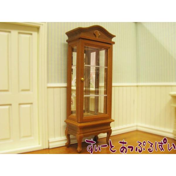 お部屋の家具として、またはお店屋さんの家具として、どんなシーンにも使える素敵なディスプレイキャビネットですね！棚の間隔も広めなので、少し背の高いものも入れることができます。写真で真ん中の棚に入れているのは、「兵隊さんの置時計SAD1660（...