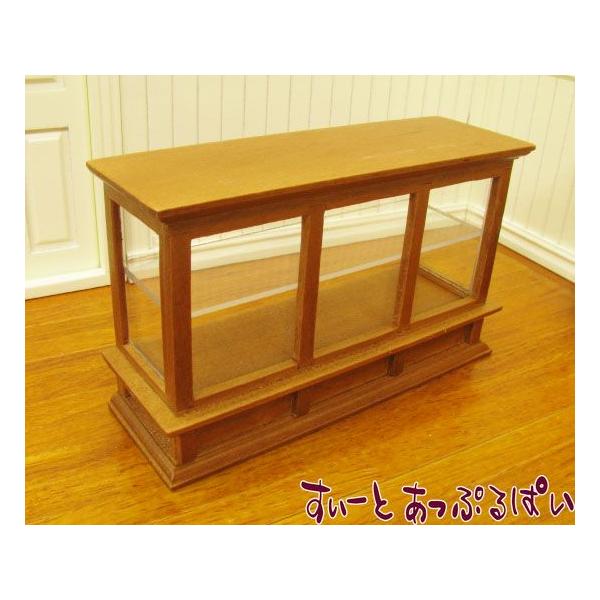 少し小さめのショップカウンターです！背面に扉がないので、品物の出し入れがし易いですね。３面アクリル板で中も良く見えます。他のショップカウンターより横幅が小さめなので、場所も選びませんね！単体でショップカウンターとして、ディスプレイフリッジと...