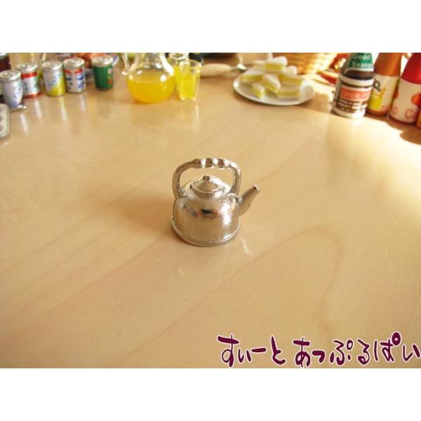 シンプルでかわいらしいケトルのミニチュアです！ぜひあなたのドールハウスに！底直径約15ｍｍ、高さ約25ｍｍ。金属製