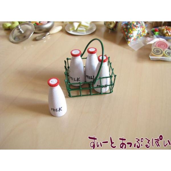 ワイヤーのバスケットに木製のミルクボトルが４本入っています。素朴でかわいいミニチュアですね！ボトルは接着されていませんので、別々に使うこともできますね。ほのぼの系のミニチュアを、ぜひ貴方のドールハウスに！バスケット：25x20xH12mm（...