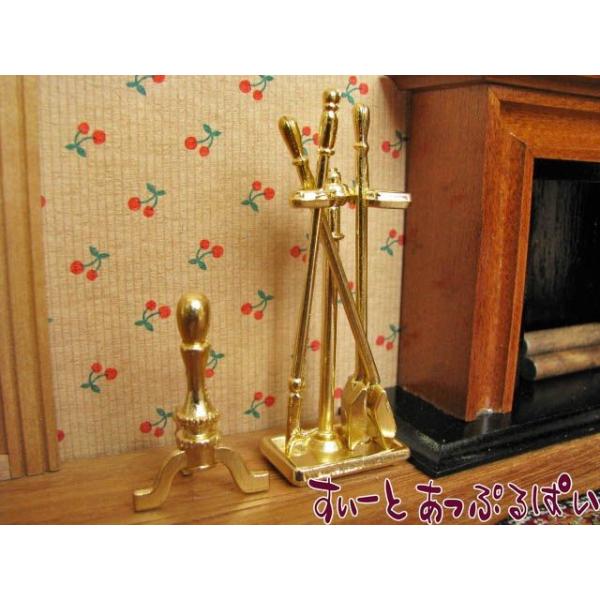 金色の暖炉用ツール５点セットです。メタル製で重みがあり、リアルな作りとなっております。暖炉の横に置くだけで、かなり臨場感を上げてくれますし、色も鮮やかでとってもきれいです。左端はログスタンドです。ログも組んで空気を入れなければ、よく燃えませ...