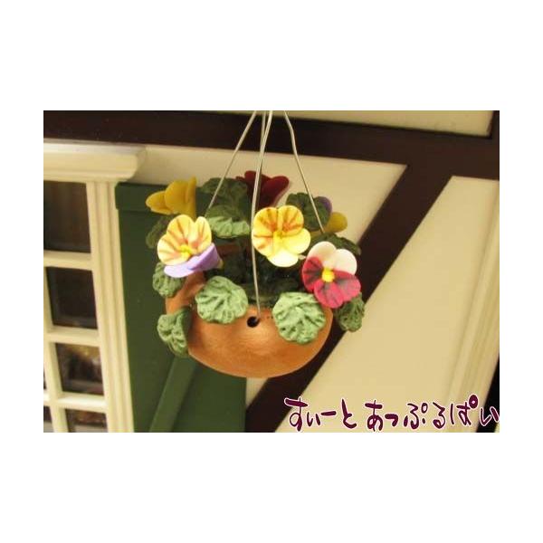 素敵なパンジーのハンギングポット！ドールハウスの軒先に下げるだけで、一気に華やかになりますよ！ぜひあなたのドールハウスに！※手作りのため、色形やお花の位置等が個体ごとに微妙に異なりますのでご了承ください。サイズ：ぶら下げたときの高さ約58ミ...