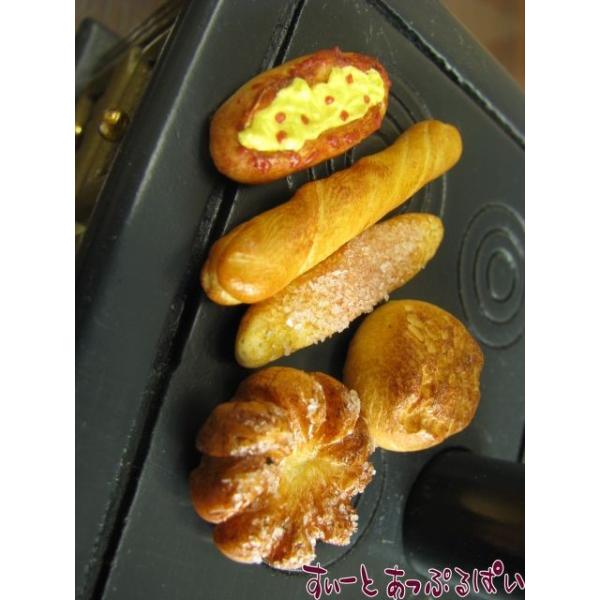 田舎風なパンの5個セットです！色や質感もグッド！ぜひ貴方のドールハウス作りにお役立てください。一番長いパンの長さ約31?32ｍｍ。丸い花型パンの直径約16?17ｍｍ。※手作りのため、製造ロットごとに微妙に色や形の表情が異なります。手作りの温...