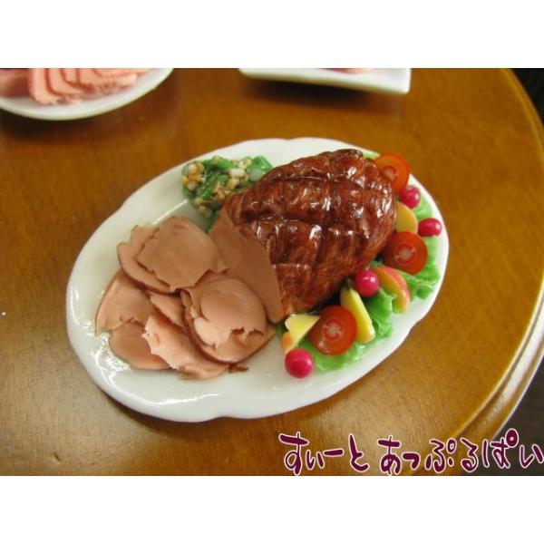 日本では、塊の肉を見る機会は少ないですよね。こういった塊肉は、「原始人の肉」と並んで日本人の憧れです。一生に一度で良いから、ドでかい肉を切り分けて食べてみたい…そんなあなたに朗報です！ドールハウスでは、簡単にその夢を叶えられます！このミニチ...