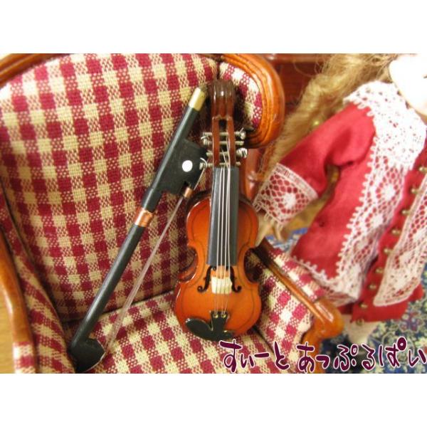 バイオリンです。かなり精巧でリアルな作りとなっています。部屋に置くだけで、かなり臨場感アップしそうです。私が子供のころは「バイオリンを習っている」というだけでお金持ちのような気がしてました（笑）。やっぱり、いまでもバイオリンをみるとお金持ち...