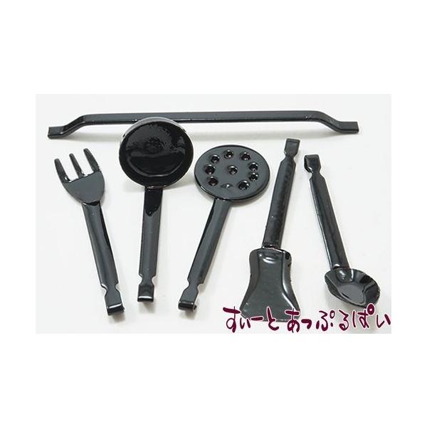 調理道具のセットです。壁に掛けられるよう、ハンガーもセットになっています。（ハンガーは壁に接着してご利用ください）貴方のドールハウスに、ぜひお役立てください！金属製。サイズ：ハンガーの長さ約60ミリ、おたまの長さ約30ミリ。