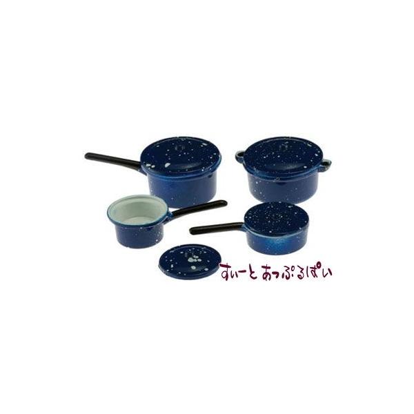 お鍋のミニチュア、４個セットです！蓋はもちろん取り外し可能です。色もかわいいですね、ポップやモダン、カントリーにも合いますね！お得な４点セットを、ぜひ貴方のドールハウスに！金属製。両手鍋：直径23mm、高さ15mm。一番大きな片手なべ：直径...