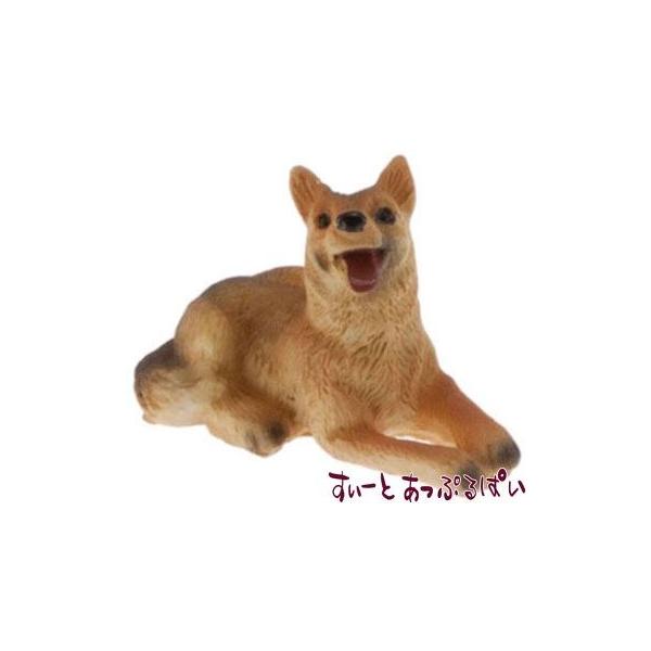 ジャーマンシェパードのミニチュアです。こちらは1/12サイズとしては小さすぎます。サイズをご確認くださいね。恐らく、1/18サイズくらいだと思います。1/12サイズのドールハウスに入れると、子犬にも見えませんので、ご注意くださいね。サイズが...
